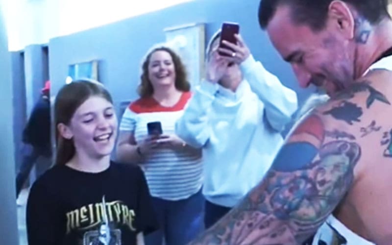 CM Punk Autographs 'CM Poop' Fan Sign After 4/29 WWE RAW