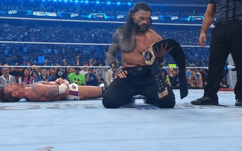 Roman Reigns Beats CM Punk To Win WWE World Heavyweight Championship At ...